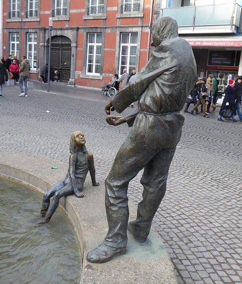 vader legt zijn kind uit hoe met geld om te gaan